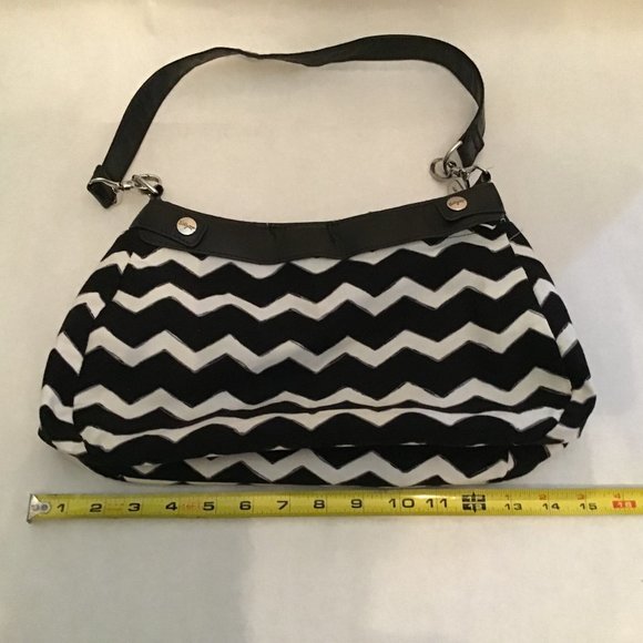 thirty-one | Bags | Thirty One Purse Black White Zig Zag Chevron ...